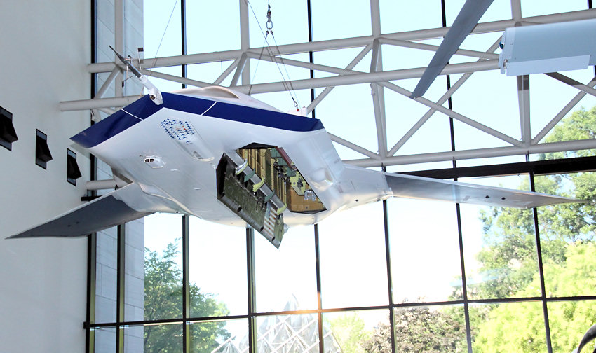 Boeing X-45A Joint Unmanned Combat Air System (J-UCAS): autonomes ...