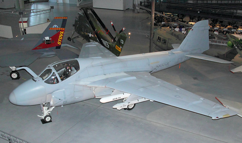 Grumman A-6E Intruder: doppelsitziges Angriffsflugzeug der US-Marine ...