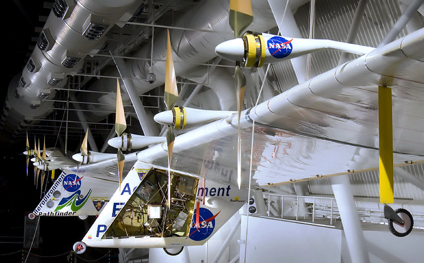 Pathfinder Plus: unbemanntes Experimentalflugzeug der NASA wird mit ...