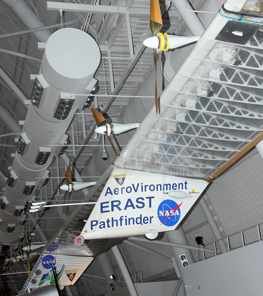 Pathfinder Plus: unbemanntes Experimentalflugzeug der NASA wird mit ...