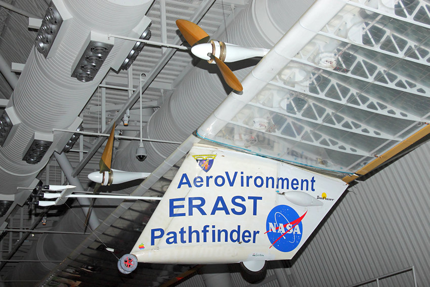 Pathfinder Plus: unbemanntes Experimentalflugzeug der NASA wird mit ...