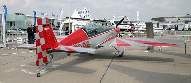 Extra 300 L - 2-sitzige Version der Extra 300 S