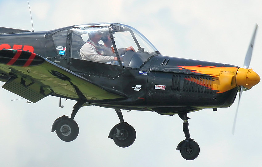 Zlin Z-42 - Airshow-Team der FLIEGER REVUE