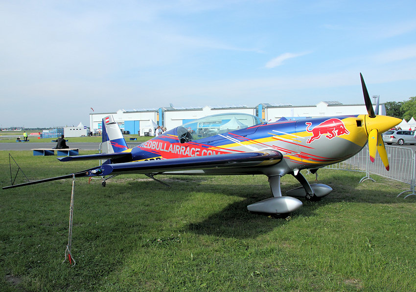 Extra 300 LP: doppelsitziges Sportflugzeug und Kunstflugflugzeug der ...