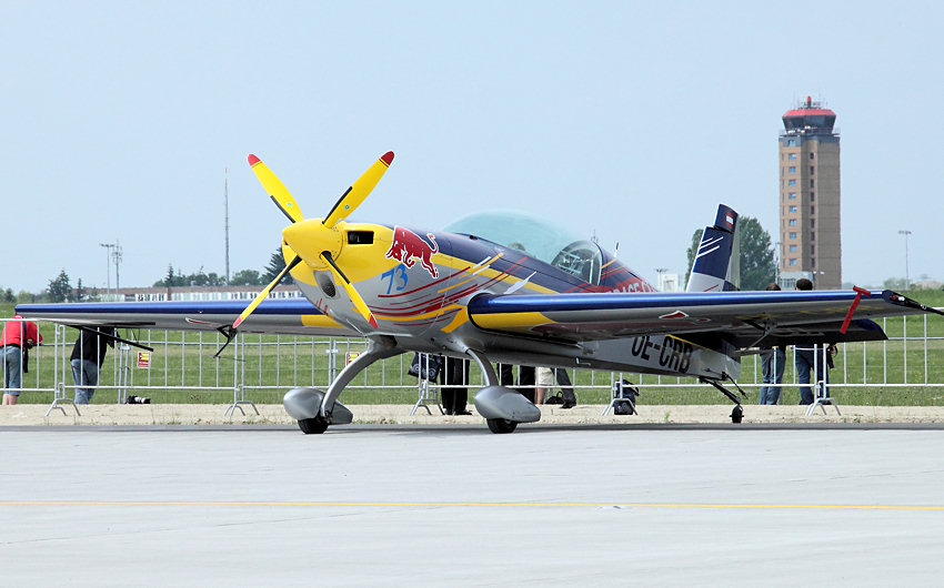 Extra 300 LP: doppelsitziges Sportflugzeug und Kunstflugflugzeug der ...