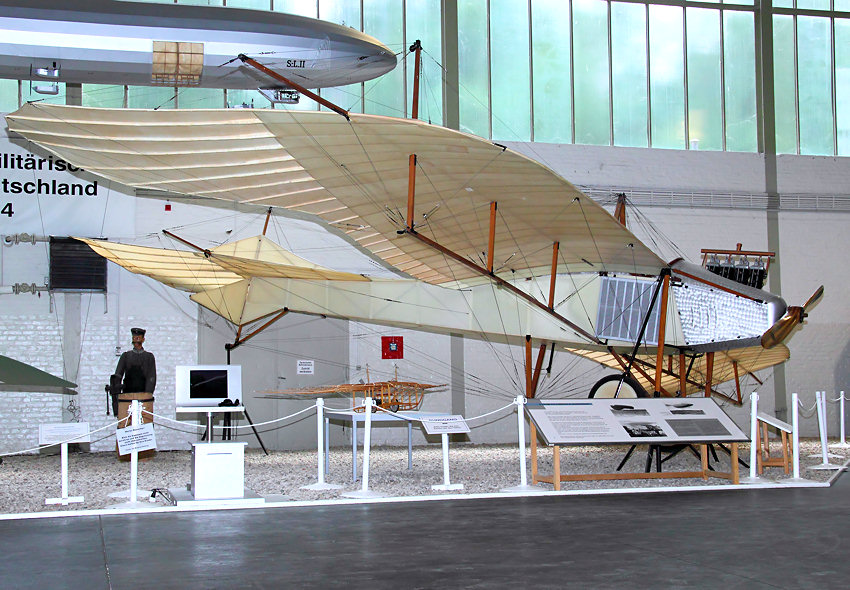 Rumpler Taube - Schul- und Aufklärungsflugzeug von 1910 mit Stoffbespannung