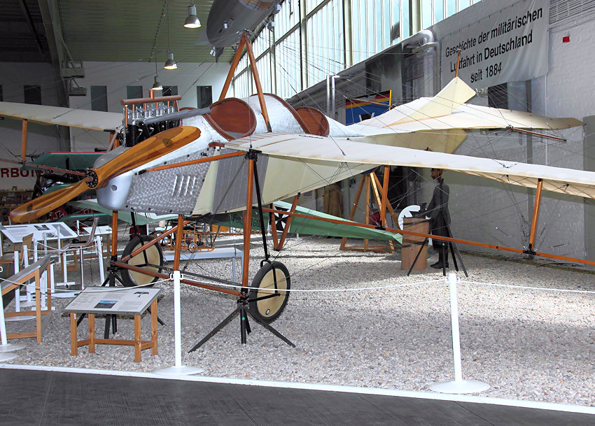 Rumpler Taube - Schul- und Aufklärungsflugzeug von 1910 mit Stoffbespannung
