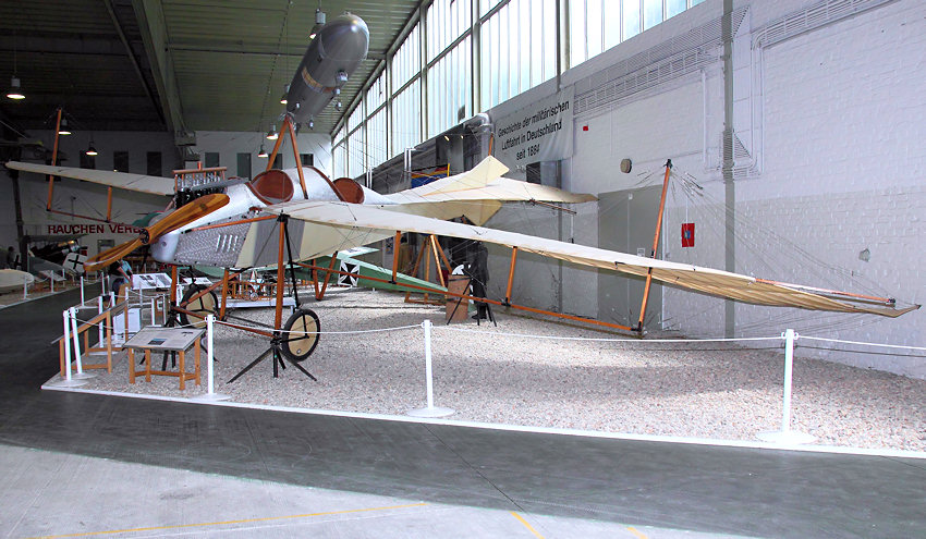 Rumpler Taube - Schul- und Aufklärungsflugzeug von 1910 mit Stoffbespannung