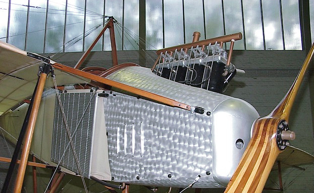 Rumpler Taube - Schul- und Aufklärungsflugzeug von 1910 mit Stoffbespannung