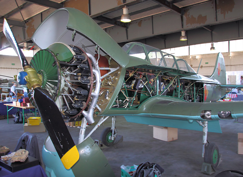 Yakovlev Yak-18 - diese Jak ist eine von vielen Untervarianten der ...