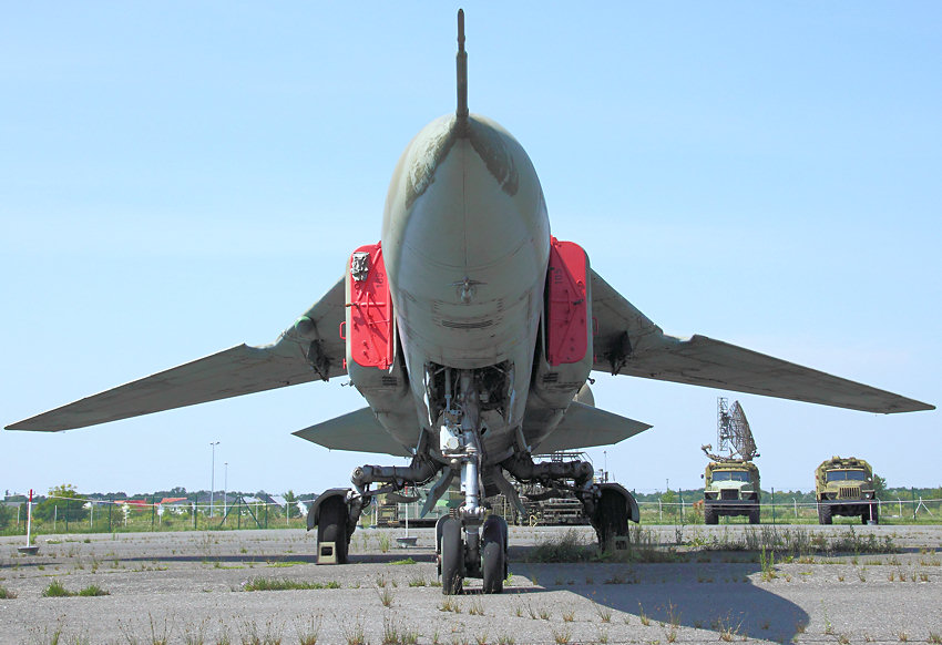 MiG-23 UB, Mikojan-Gurewitsch: doppelsitzige Trainerversion der MiG-23