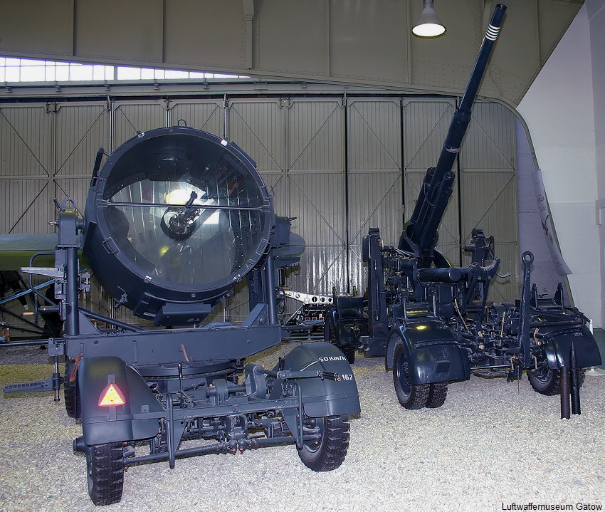 8,8 cm Flak 36/37 - Flugabwehrkanone, Flakscheinwerfer und Stereoskop