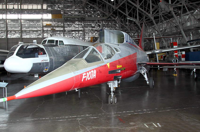 North American F-107A: Merkmal ist der Triebwerkslufteinlass oberhalb ...